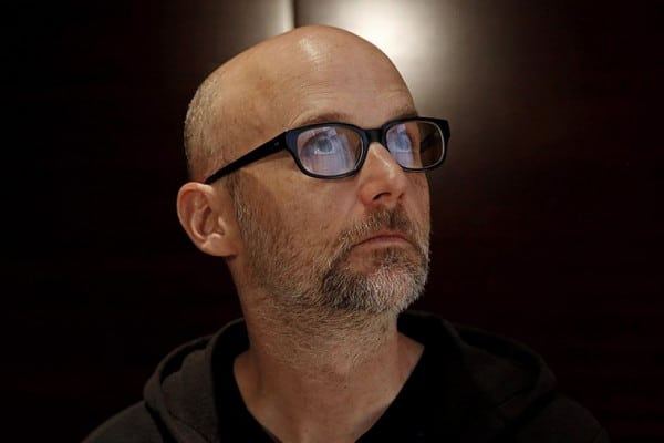 Ο Moby συνεργάζεται ξανά με τον Steve Cutts στο νέο του βίντεο!